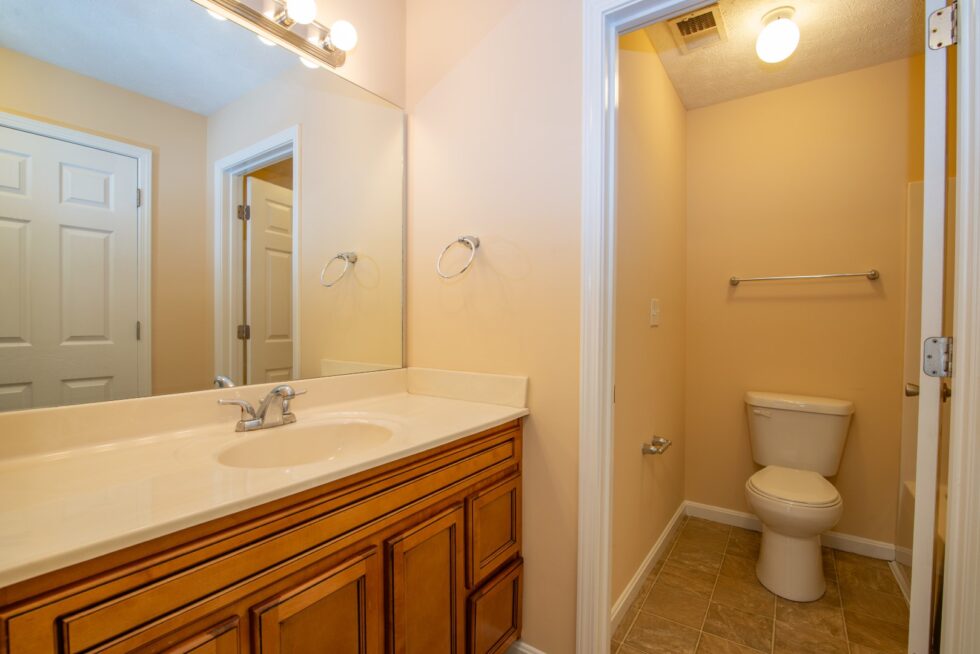 2 Bedrooms - Etown Apartments